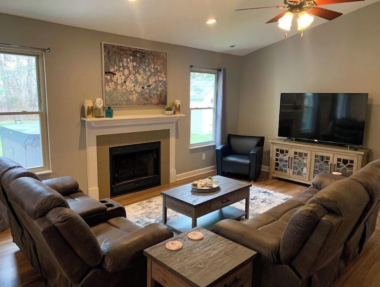 Newly Renovated 1400 Square Foot 3 Bedroom Home. - Greenwood, IN