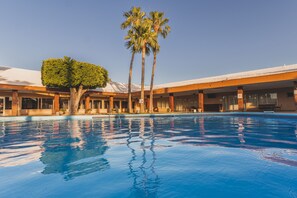 Piscina externa, guarda-sóis, espreguiçadeiras