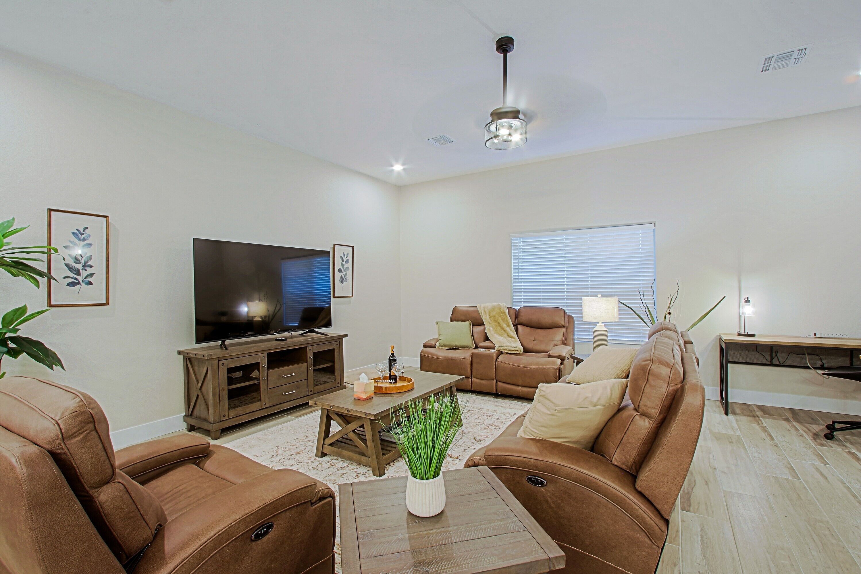 Remodeled, 3 Bedrooms, 2.5 Ba, 2 Cg, Golf Course Community, Close To Restaurants - Glendale, AZ