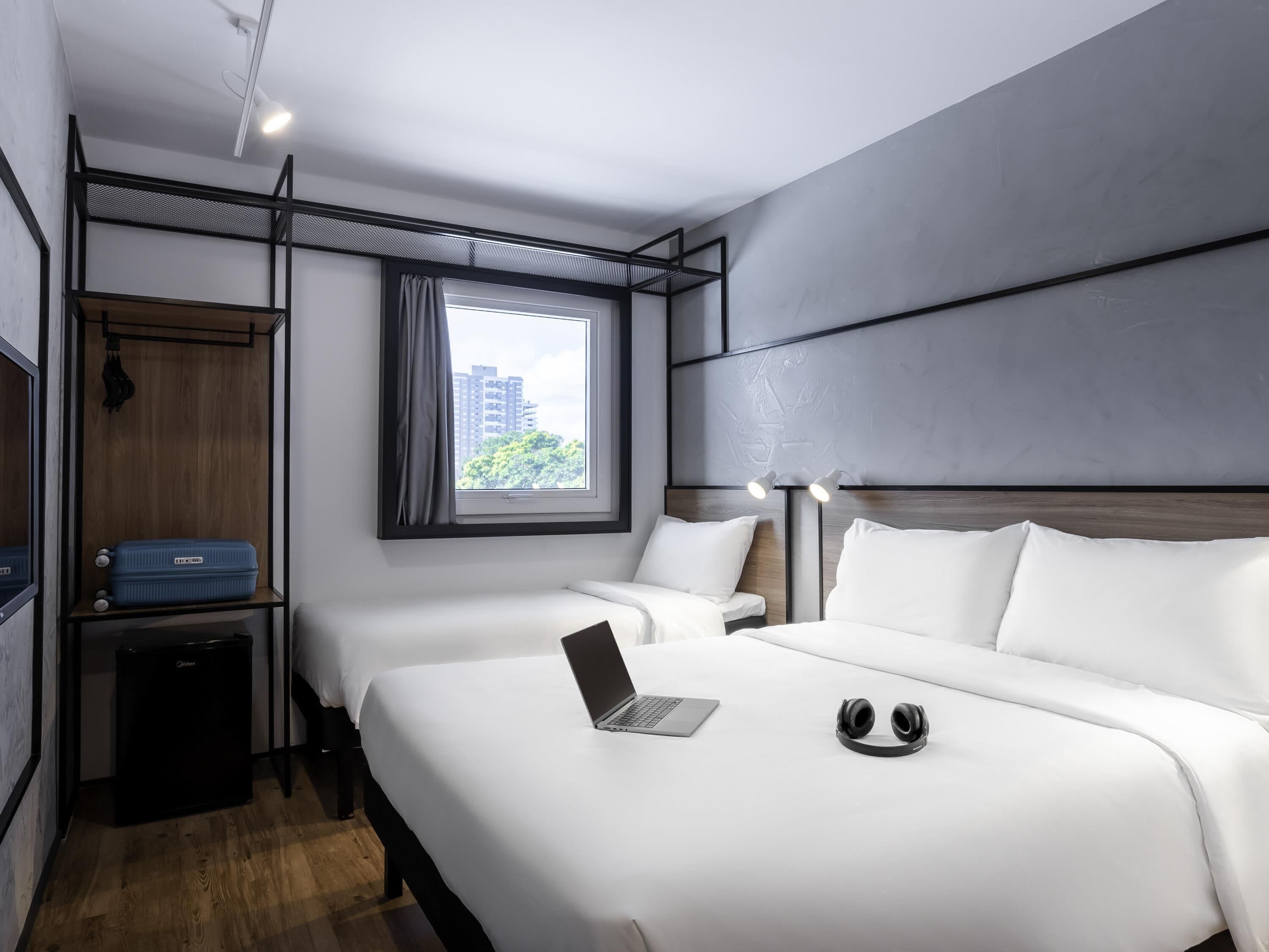 Quarto Standard, várias camas | Minibar, cortinas/cortinados opacos, quartos insonorizados 