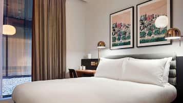 Roupas de cama premium, cofres nos quartos, escrivaninha