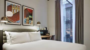 Quarto Design (TRIBE Essential atrium) | Roupa de alta qualidade, cofre com capacidade para portátil, secretária