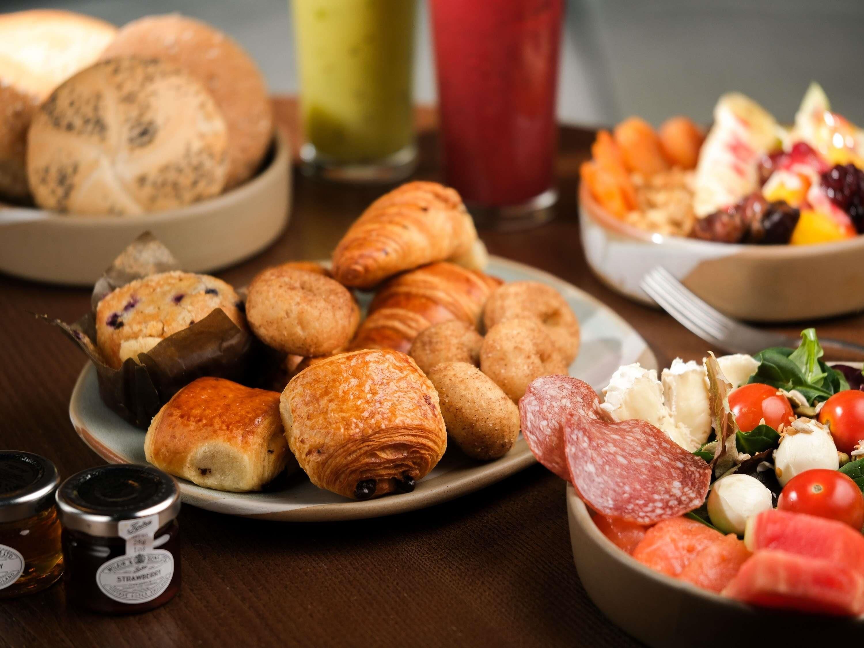 Café da manhã com buffet todos os dias mediante uma taxa