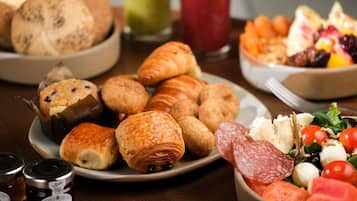 Café da manhã com buffet todos os dias mediante uma taxa