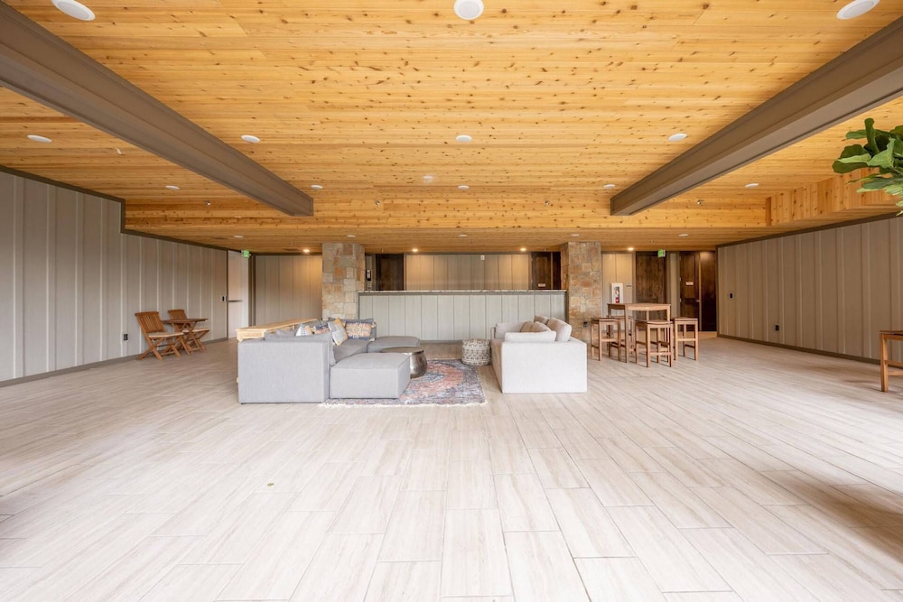 *Free Golf* Luxury Canyons Penthouse | On Golf Course | Pool & Hot Tub | On-site Gym | 2 King Suites - Snowbird, UT