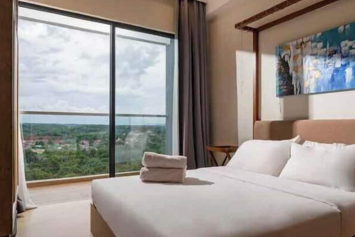 Edredões de penas, cofre no quarto, cortinas/cortinados opacos