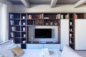 Apartamento Deluxe | Sala de estar | Televisor LED de 42 polegadas com canais digitais, televisor 