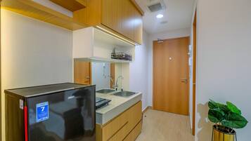 Apartamento | Cozinha privada | Geladeira, talheres/pratos/utensílios de cozinha