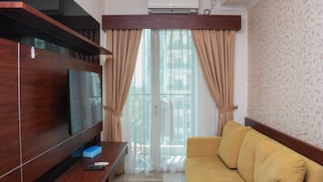 Apartamento, 1 quarto | Sala de estar | Televisor