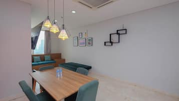 Apartamento, 1 quarto | Sala de jantar