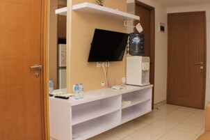 Apartamento, 2 quartos | Sala de estar | Televisor 