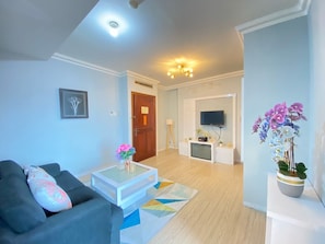 Apartamento, 3 quartos | Sala de estar | Televisor