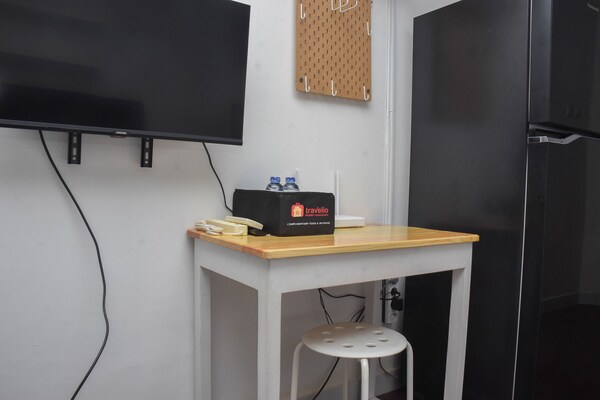 Comfort And Homey Studio At Amethyst Apartment - Jakarta