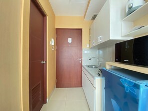 Apartamento | Cozinha privada | Geladeira, cooktop, talheres/pratos/utensílios de cozinha