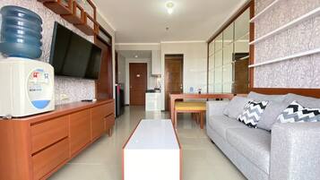 Apartamento, 2 quartos | Área de estar | TV
