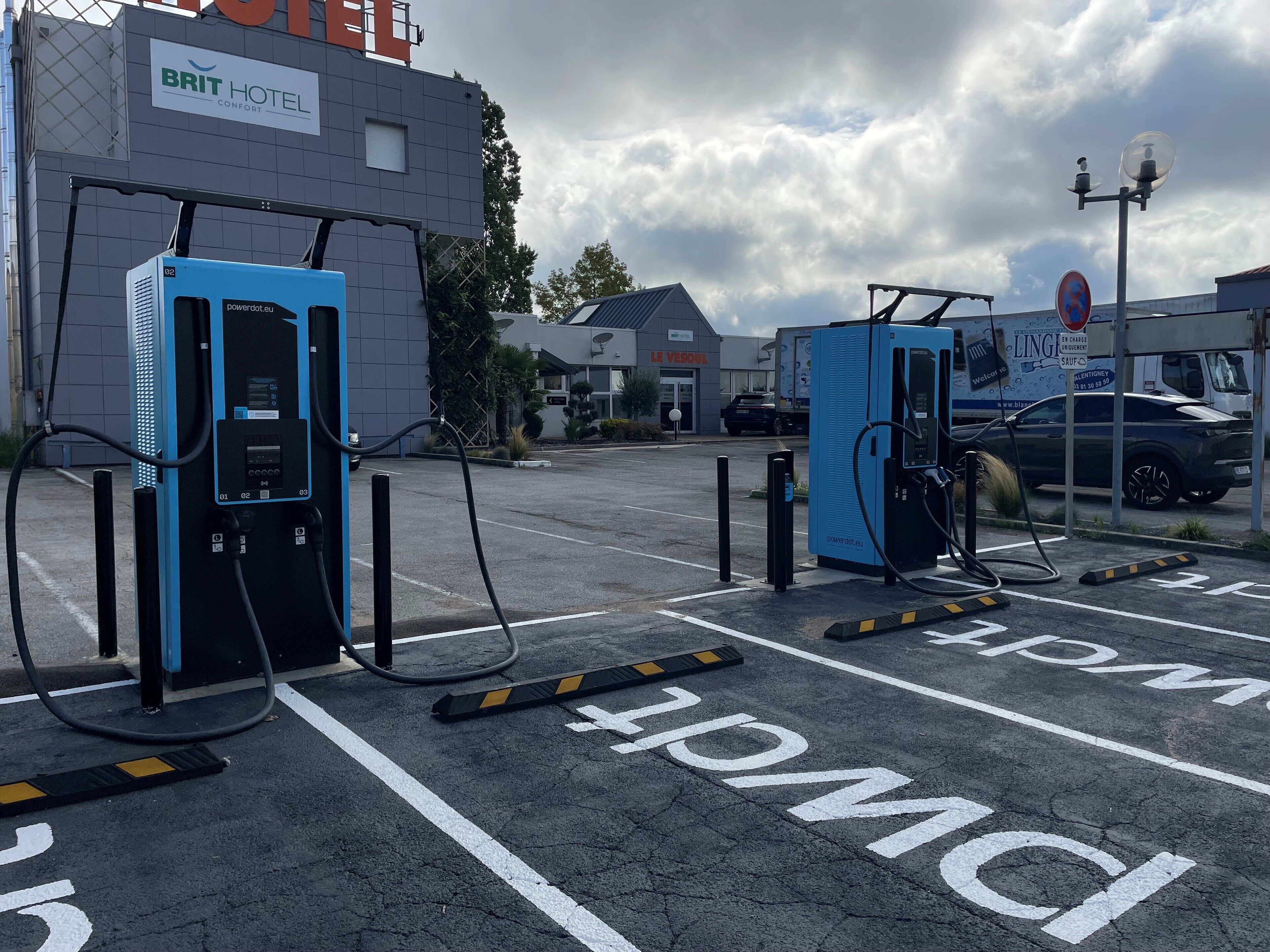 Estações de carregamento para veículos elétricos num parque de estacionamento de hotel.