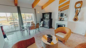 Apartamento clássico | Área de estar | TV de tela plana 60 cm com canais digitais, TV