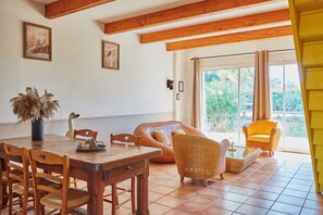 Apartamento econômico | Área de estar | TV de tela plana 60 cm com canais digitais, TV