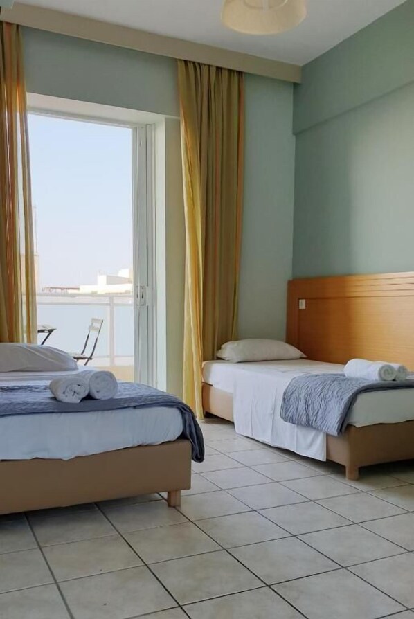 Quarto quádruplo | Cofres nos quartos, quartos à prova de som, Wi-Fi de cortesia