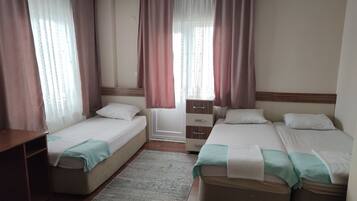 Quarto Triplo Familiar | Roupa hipoalergénica, secretária