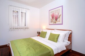 Quarto casal | Berço de viagem, Wi-Fi de cortesia, roupa de cama