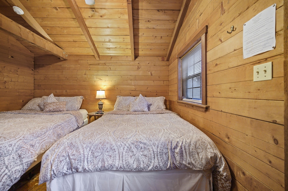 Blackberry Bungalow 1 Room Cabin, Sleeps 4 With Stocked Fishing Pond. - Choctaw Casino Idabel