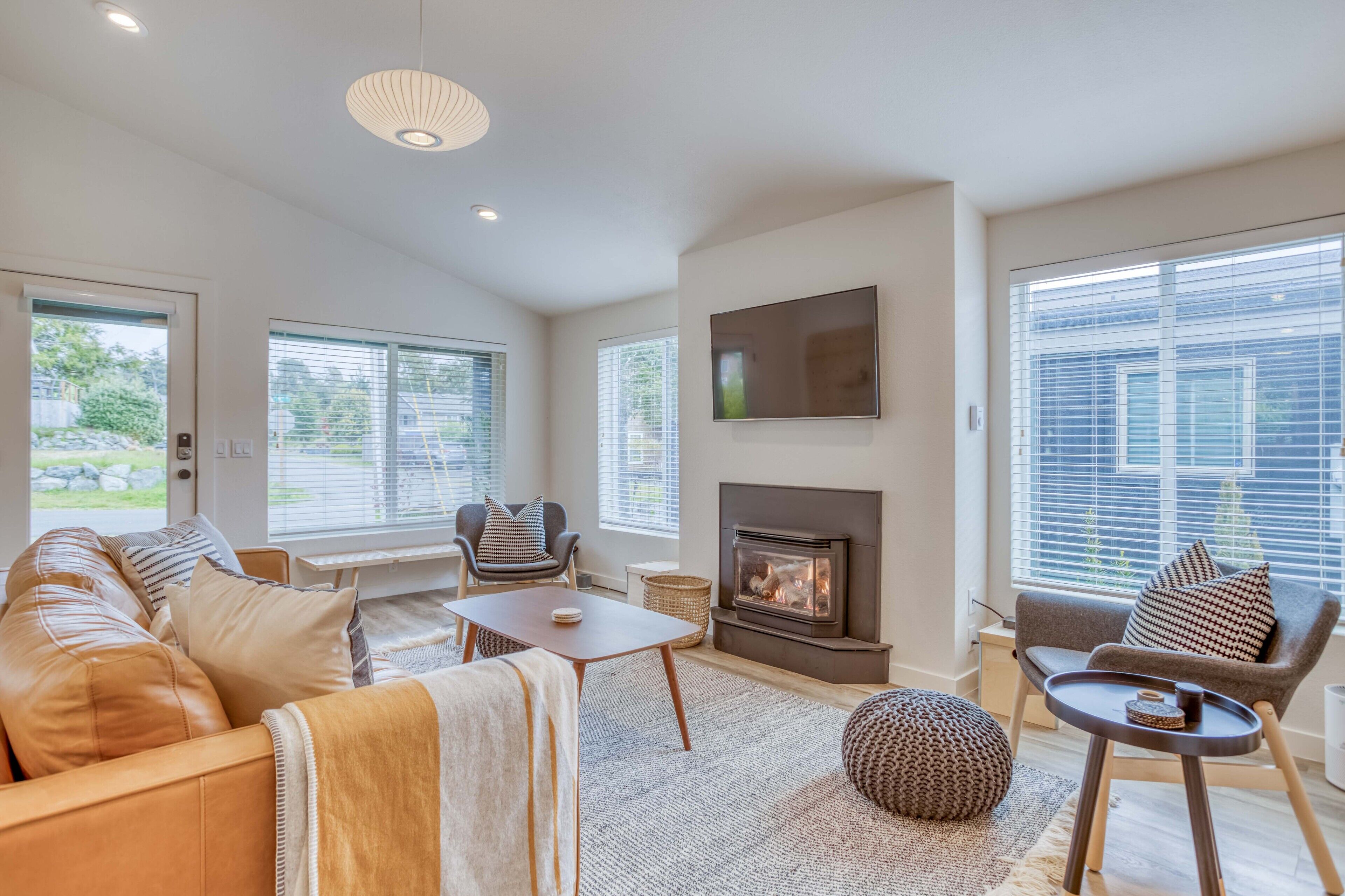 Sprig Dwelling! Clean Contemporary Less Than One Block To Manzanita Village. - Manzanita, OR