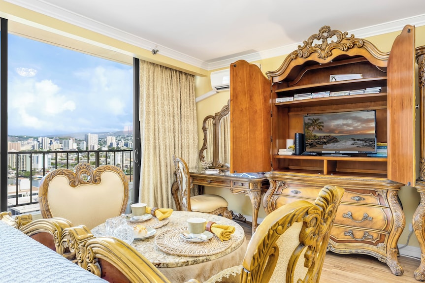 Royal Garden Couple's Getaway City-mt Views Condo W/kitchen & Near The Beach - Kāhala Beach, HI