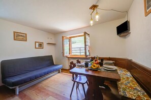 Apartamento família, vários quartos (Miramonti 21 Ski In - Ski Out) | Opções para refeição