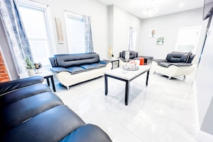 Casa premium | Área de estar | TV LCD 52 polegadas com canais via satélite, TV