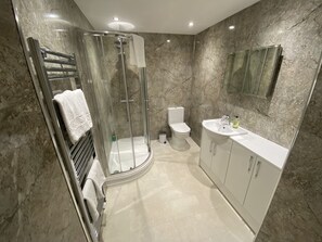 Apartamento exclusivo | Banheiro | Produtos de toalete grátis, secador de cabelo (mediante solicitação)