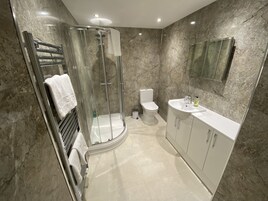 Apartamento exclusivo | Banheiro | Produtos de toalete grátis, secador de cabelo (mediante solicitação)