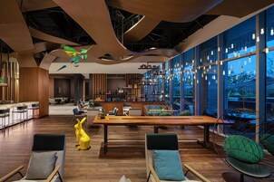 Este bar no lobby do hotel