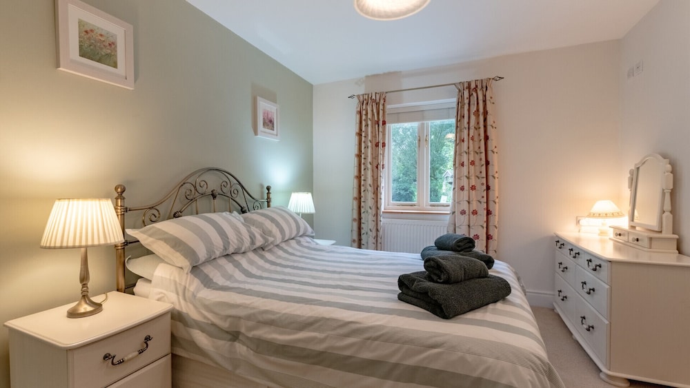 Swallows Nest - One Bedroom House, Sleeps 2 - Haddon Hall