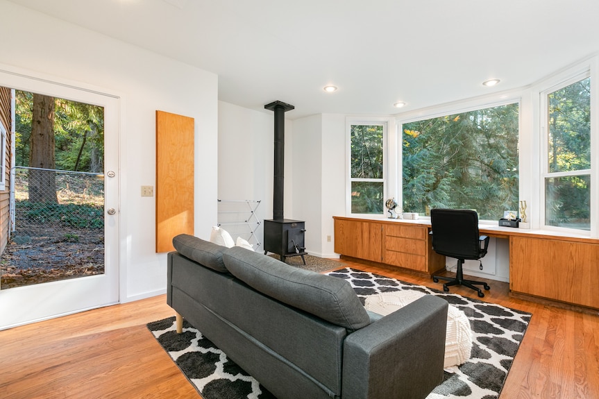 Sammamish Modern Family & Pet Friendly Home - 렌턴