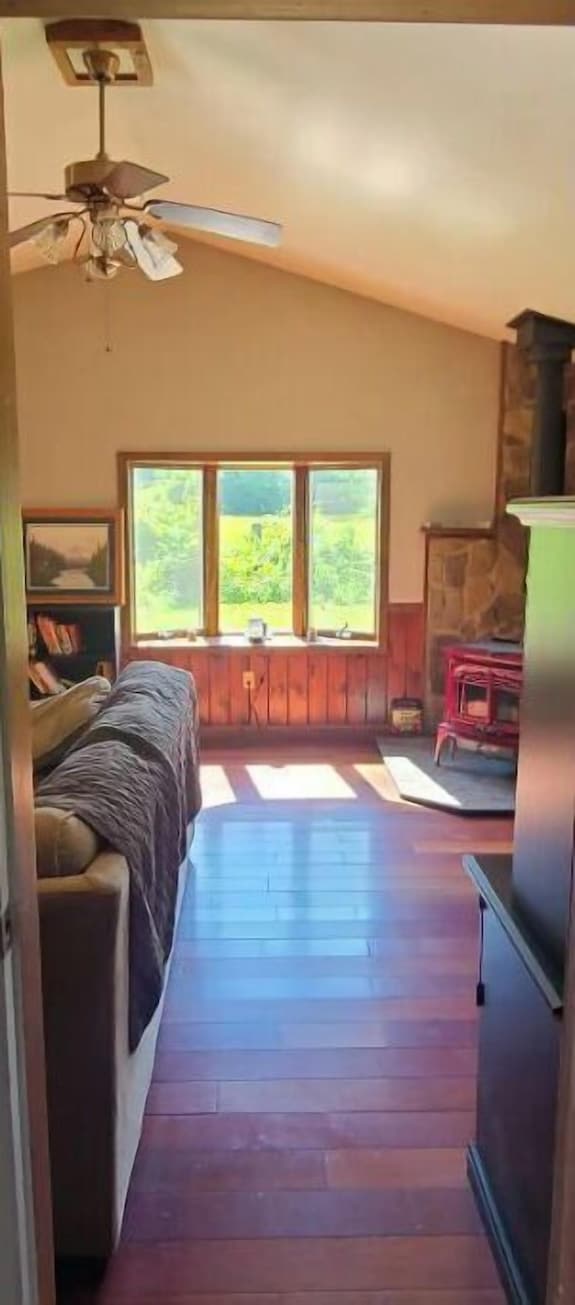 Taste Of Country Not Far From Saratoga Springs Race Track - Galway, NY