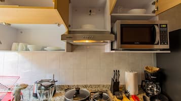 Apartamento Deluxe, varanda (301) | Cozinha privada | Um frigorífico/congelador grande, um micro-ondas, um forno