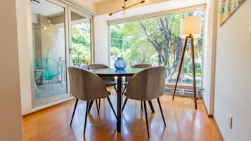 Apartamento Premium, varanda, no rés do chão (102) | Sala de jantar