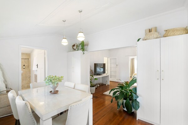 The White Home Ascot - Charming 3 Bedroom With Large Outdoor Deck - 