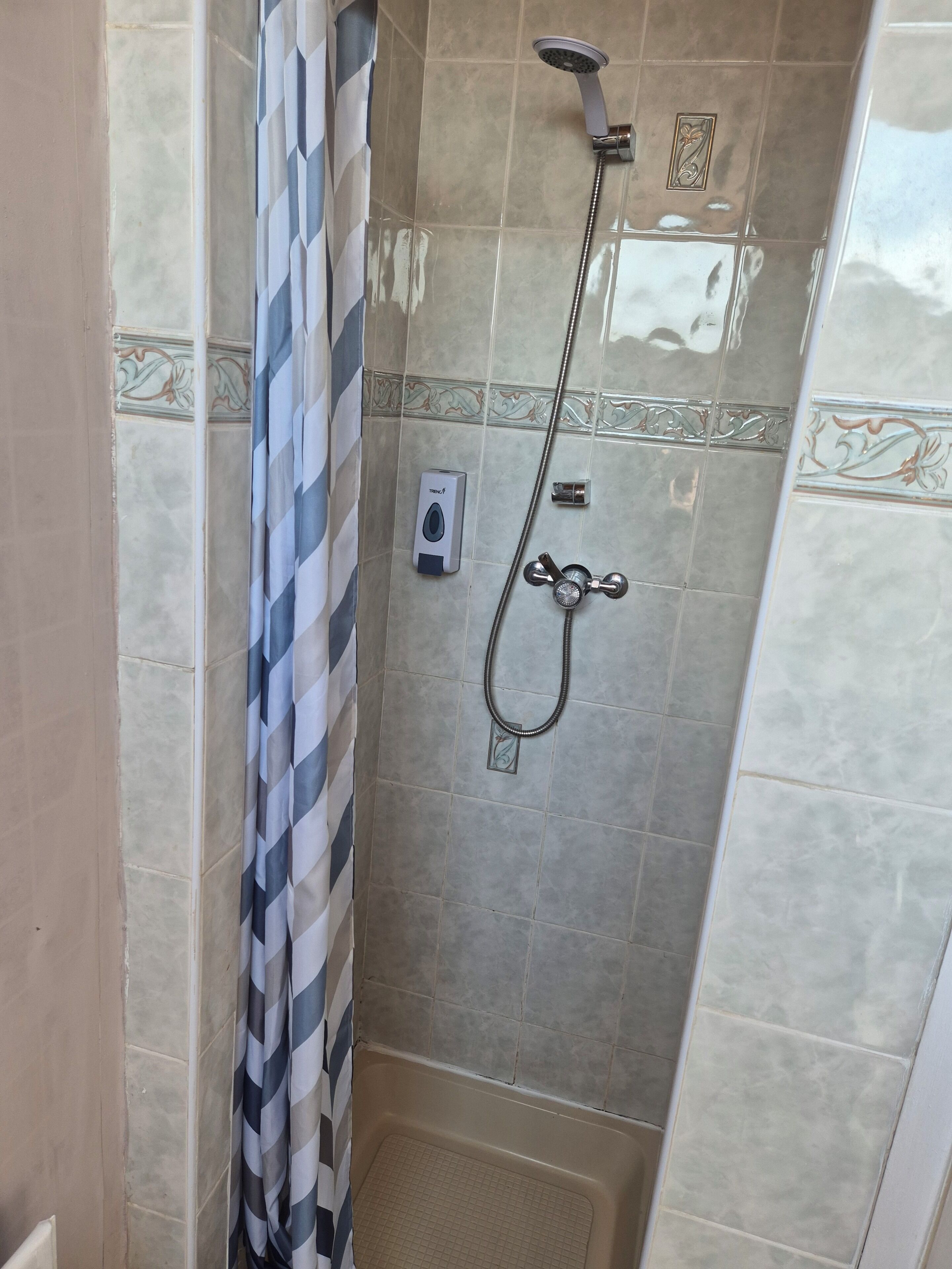 Quarto triplo família | Individualmente decorados, individualmente mobiliados, Wi-Fi de cortesia