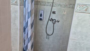 Quarto triplo família | Individualmente decorados, individualmente mobiliados, Wi-Fi de cortesia