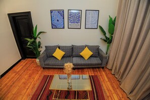 Suite-Estúdio Deluxe | Sala de estar | Televisor LCD de 43 polegadas com canais via satélite, televisor 