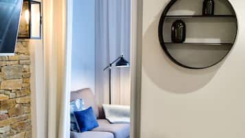 Suite de Luxo, 2 quartos (Family Suite 8) | Sala de estar | Smart TV de 55 polegadas com canais digitais, televisor