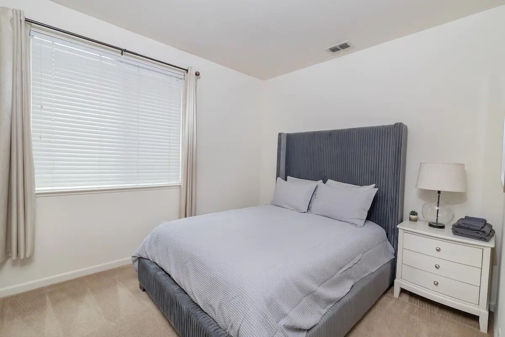 Cheerful 3-bedroom Home Close To Airport/downtown - Sacramento, CA