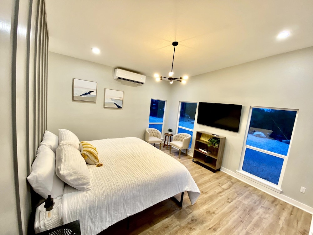 Hill Country Modern Cottage - 5 Minutes To The Boat Ramps - Wimberley, TX