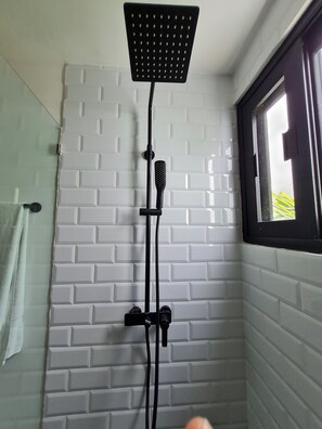 Casa design | Banheiro | Chuveiro, chuveiro com efeito de chuva, secador de cabelo 