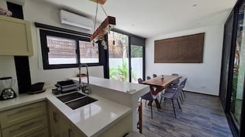 Casa Design | Cozinha privada | Um frigorífico/congelador grande, um micro-ondas, um forno