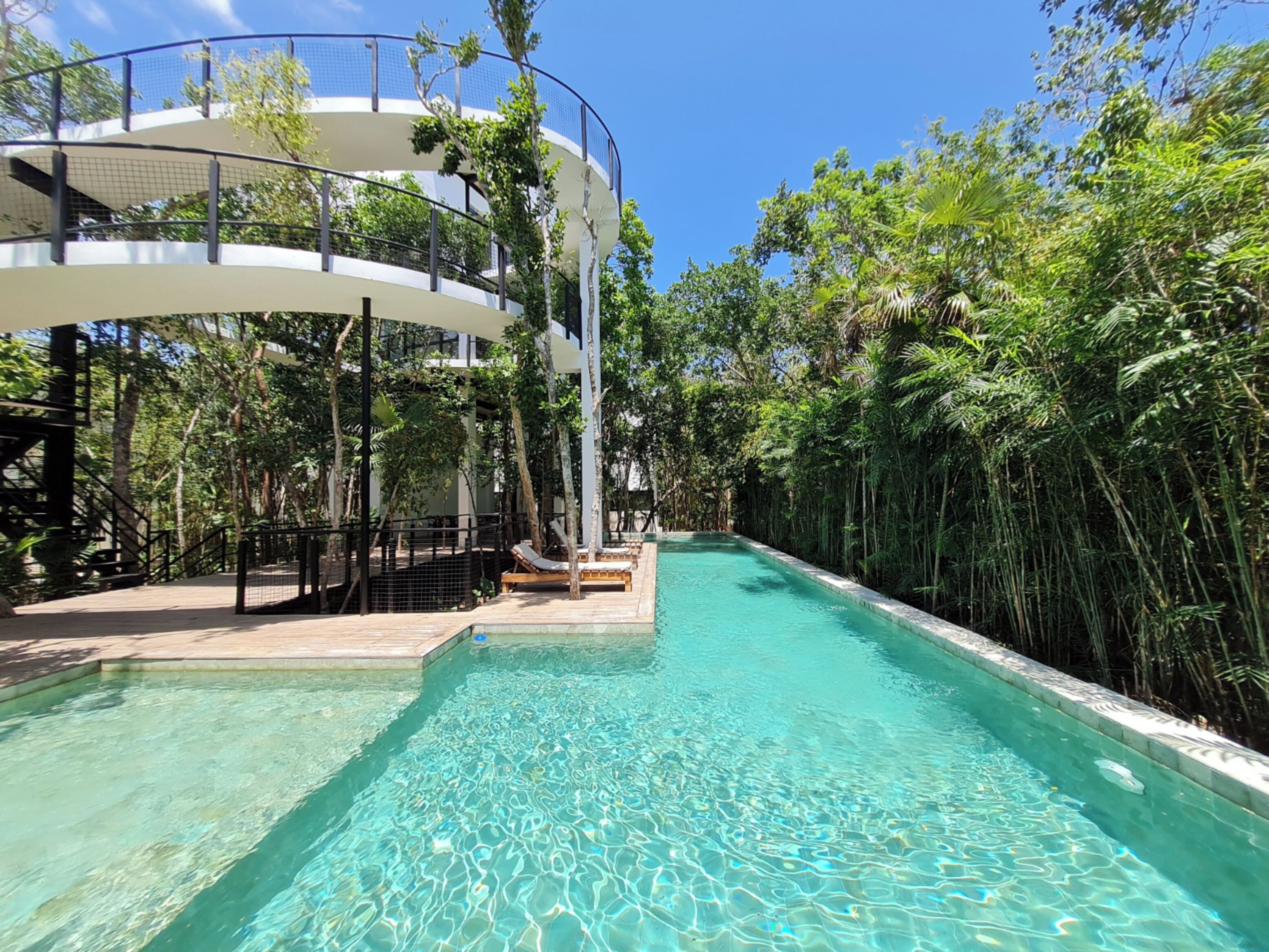 2 piscinas externas, espreguiçadeiras