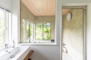 Casa | Banheiro | Banheira e chuveiro separados, secador de cabelo, chinelos, bidê