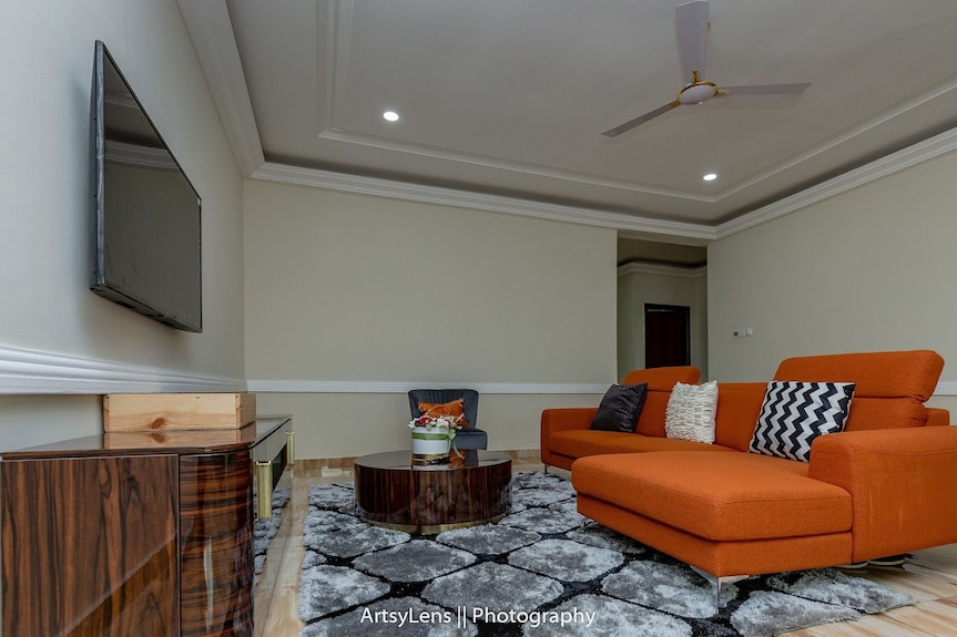 Modern And Spacious 2 Bdrm Serviced Apt W/ Patio - Approx. 15 Mins From Airport - Accra